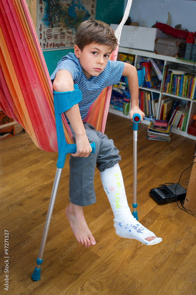 Kind mit Gipsbein Stock Photo | Adobe Stock