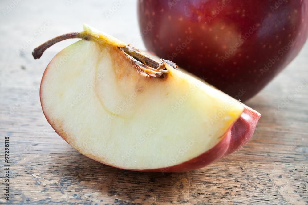 quartiers de pomme rouge sur table en bois Stock-Foto | Adobe Stock