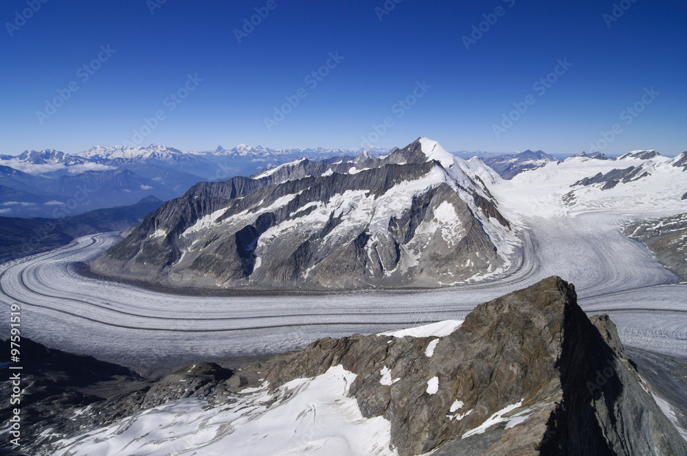 Luftbild des gesamten Aletschgletscher mit einer Gesamtlänge von ca.24 ...