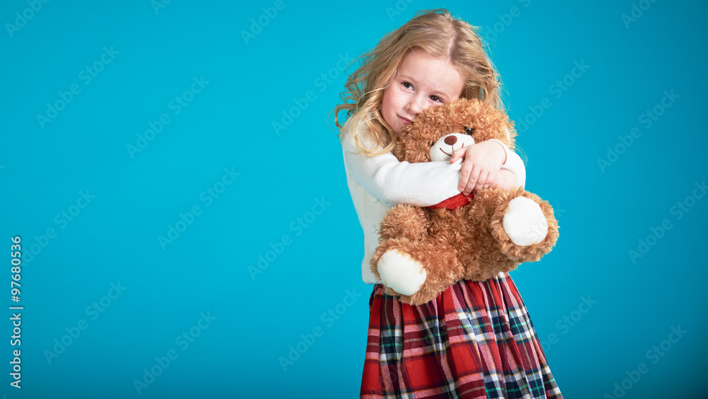 Foto de Fabulous little girl hugging brown teddy bear. do Stock | Adobe ...