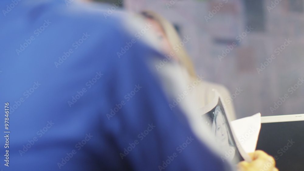 Vidéo Stock Police Detective interrogating female crime suspect in ...