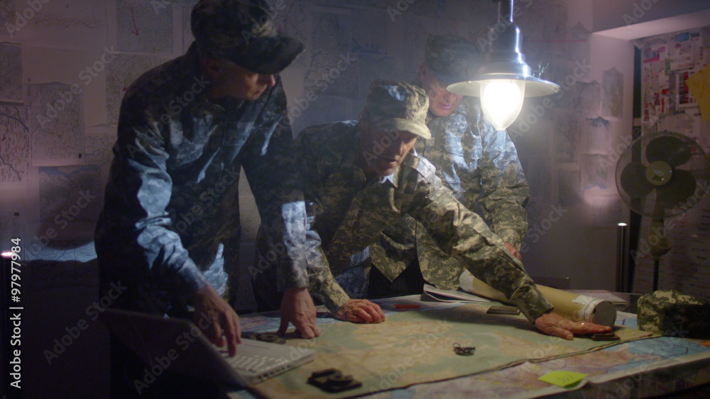 Vidéo Stock Military officers in army bunker, looking at map ... Vidéo Stock Military officers in army bunker, looking at map ...