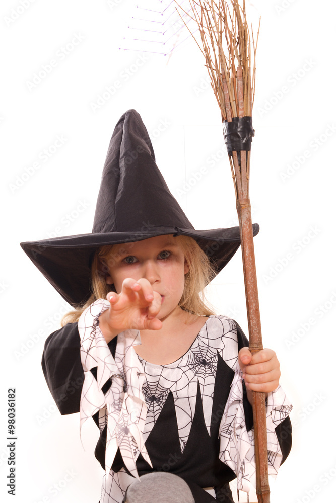 kleine Hexe mit Hexenbesen zaubert Stock-Foto | Adobe Stock