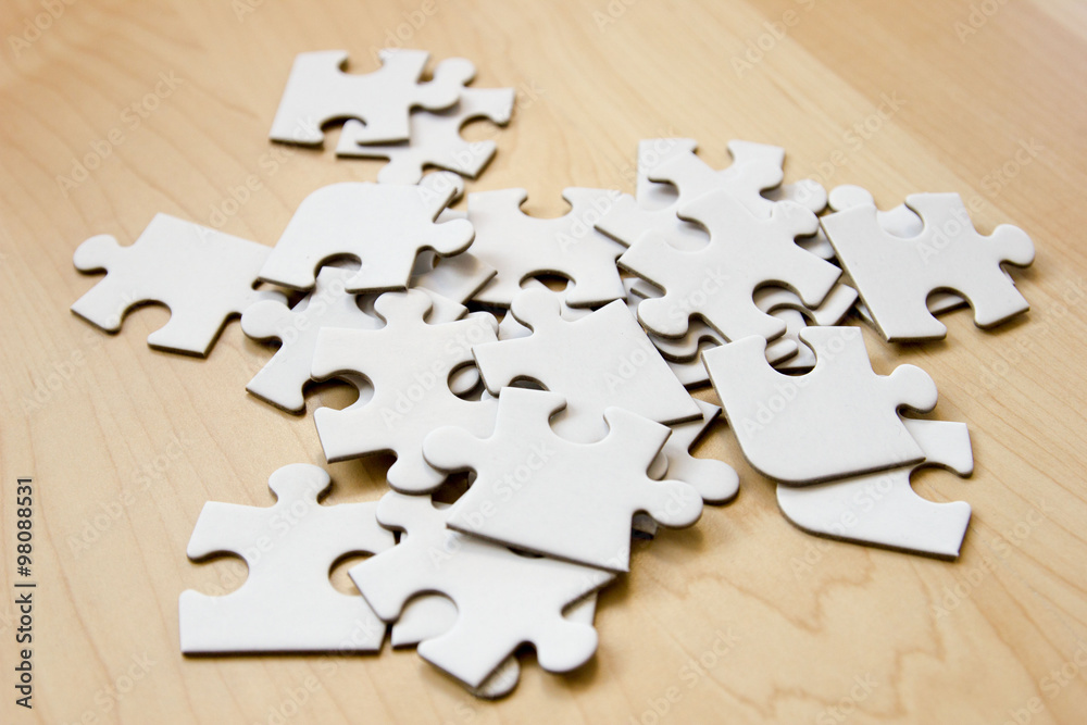 Haufen weißer Puzzleteile Stock-Foto | Adobe Stock