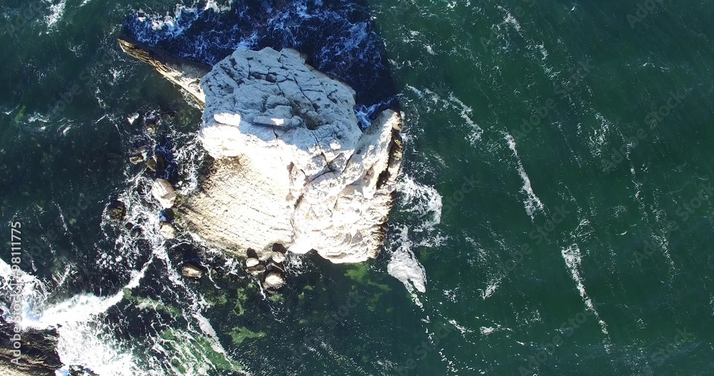 vue verticale d'un Gros rocher prise par drone et montée verticale ...