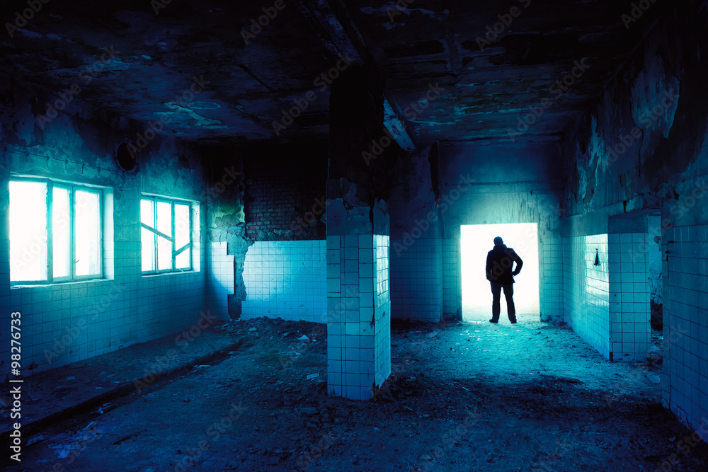 Do not look back The man in the exit from the completely destroyed ...