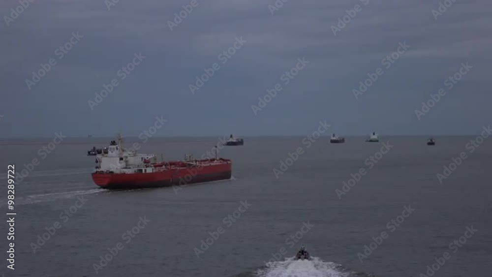 Vidéo Stock Houston Texas ship channel oil tanker security boat ...
