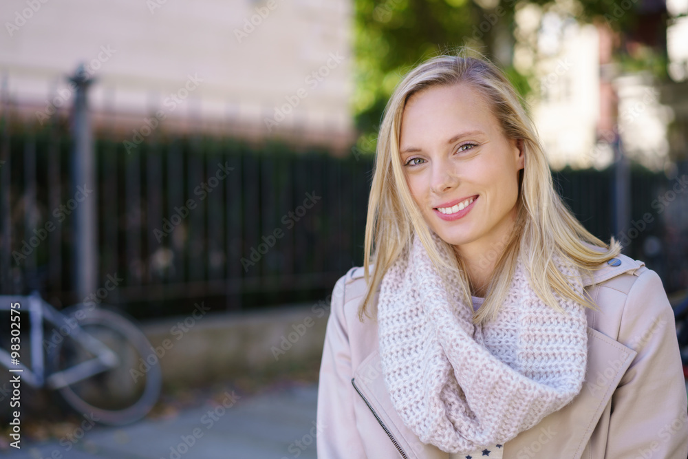 lächelnde junge studentin ist in der stadt unterwegs Stock-Foto | Adobe ...