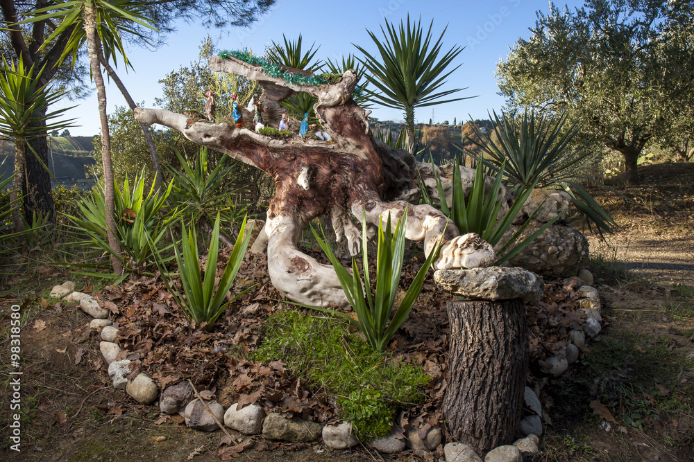 Presepe natalizio allestito all'interno di un tronco d'albero Stock ...