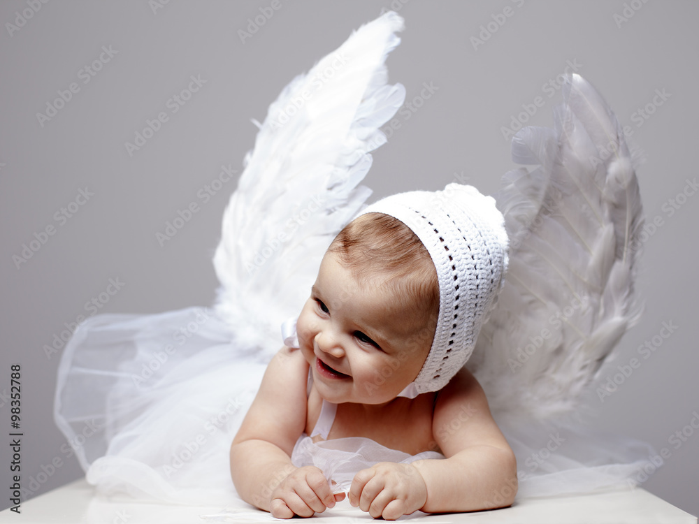 Angelito con gorro sonriendo Stock Photo | Adobe Stock