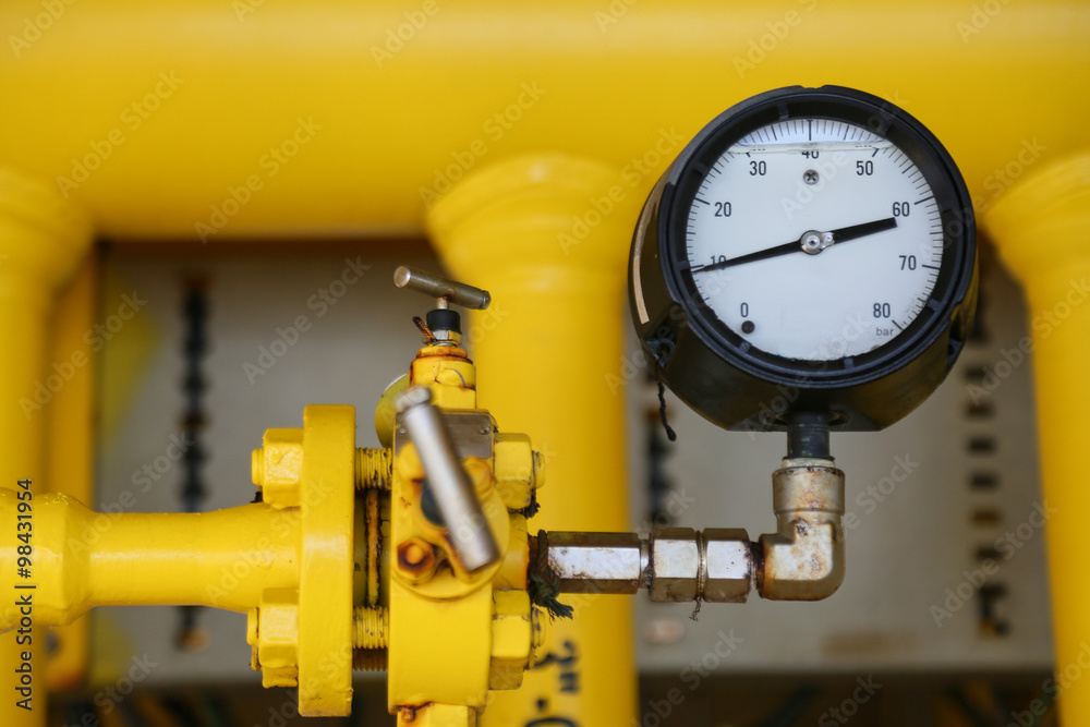 Pressure gauge for measuring pressure in the system, Oil and gas ...