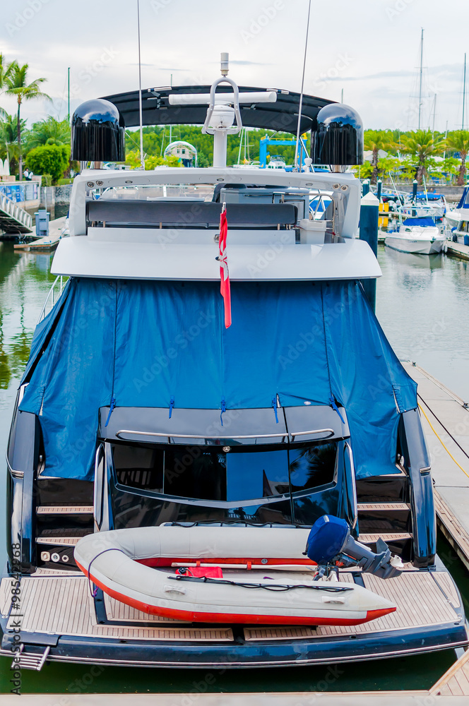 Yacht rear view docking at the marina foto de Stock | Adobe Stock