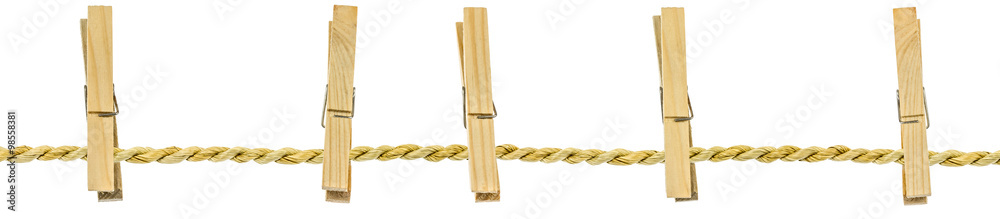 cinq pinces bois sur corde à linge en fibres végétales naturelles Stock ...