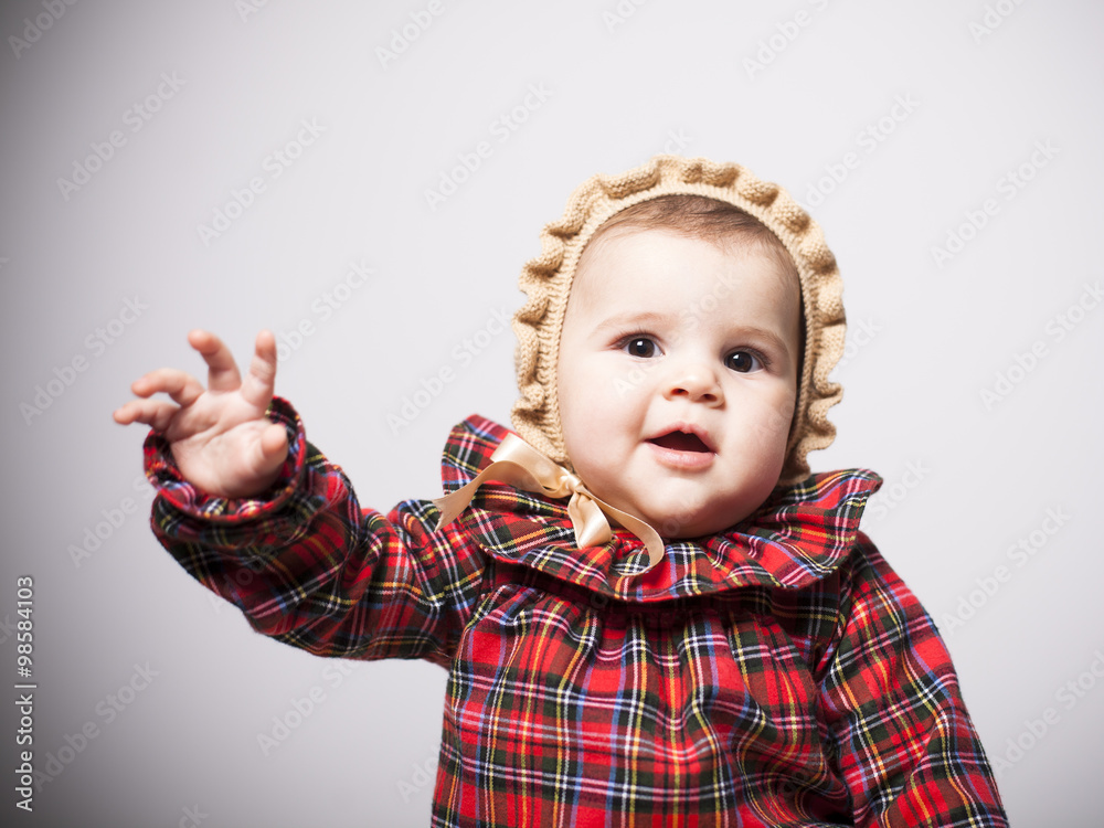 Bebé con gorrito saludando foto de Stock | Adobe Stock