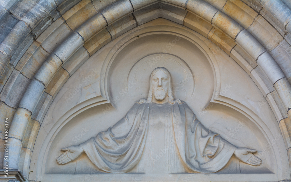 Rundbogen an Kirchenwand mit Jesus-Skulptur Stock Photo | Adobe Stock
