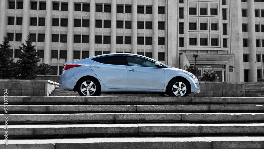 Голубая машина на фоне здания - Blue car ont the building background ...