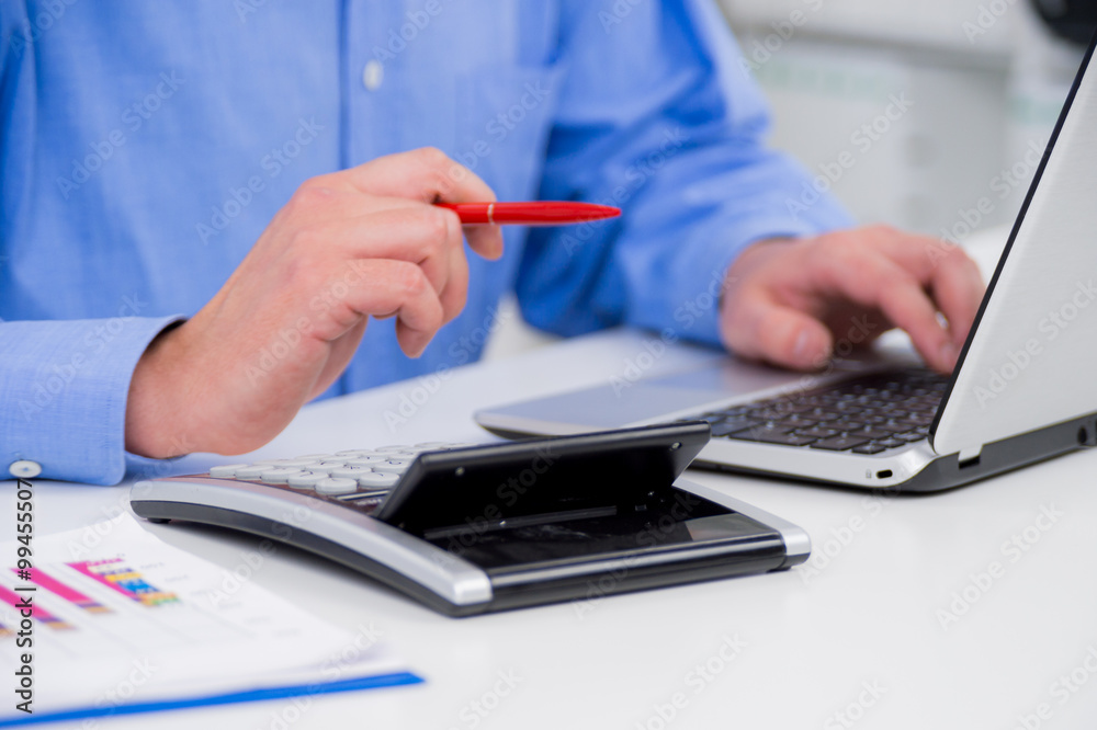 finanzberater bei der arbeit foto de Stock | Adobe Stock