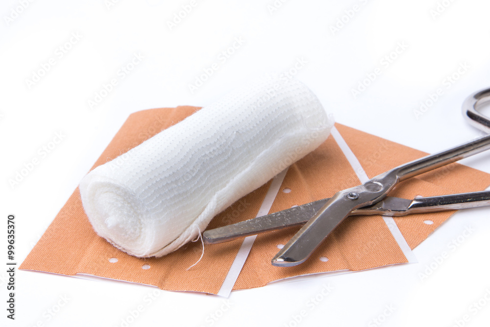 Pflaster mit Schere und Mullbinde Stock-Foto | Adobe Stock