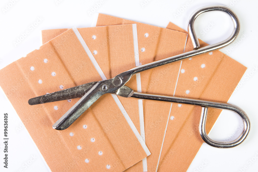 Pflaster mit Schere Stock-Foto | Adobe Stock