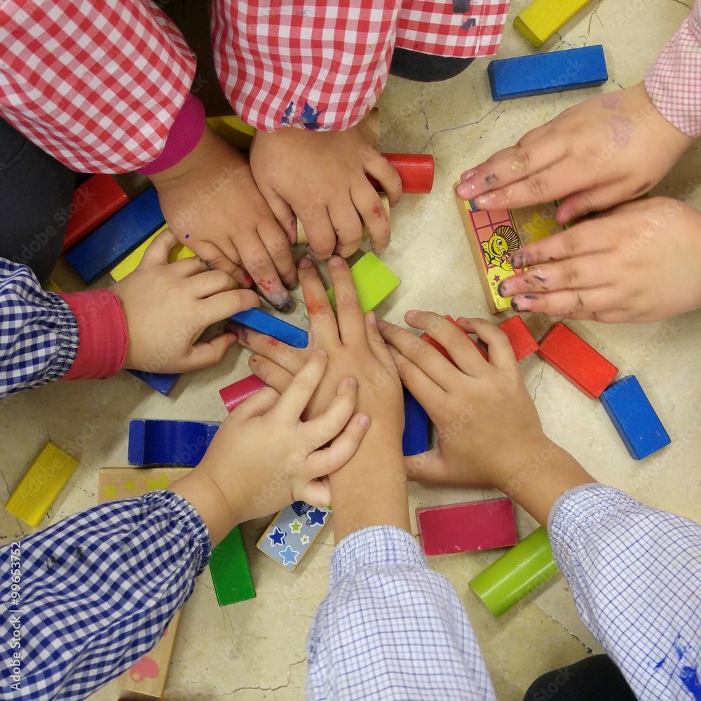 Manos de niños jugando con madera de colores 素材庫相片 | Adobe Stock
