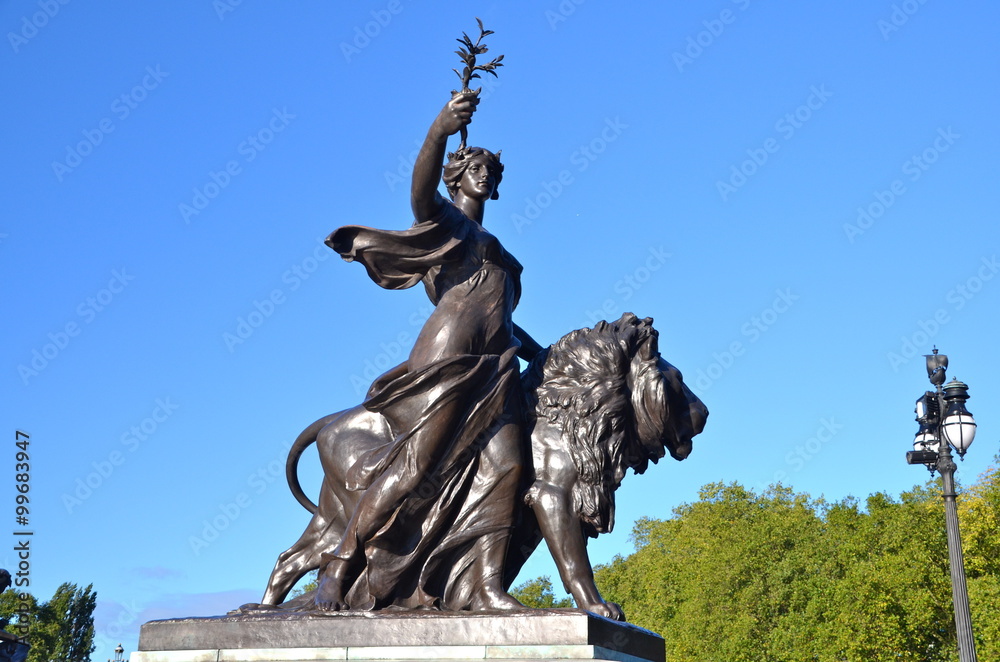 Bronze lion and monumental figure (Peace) at the Victoria Memorial in ...