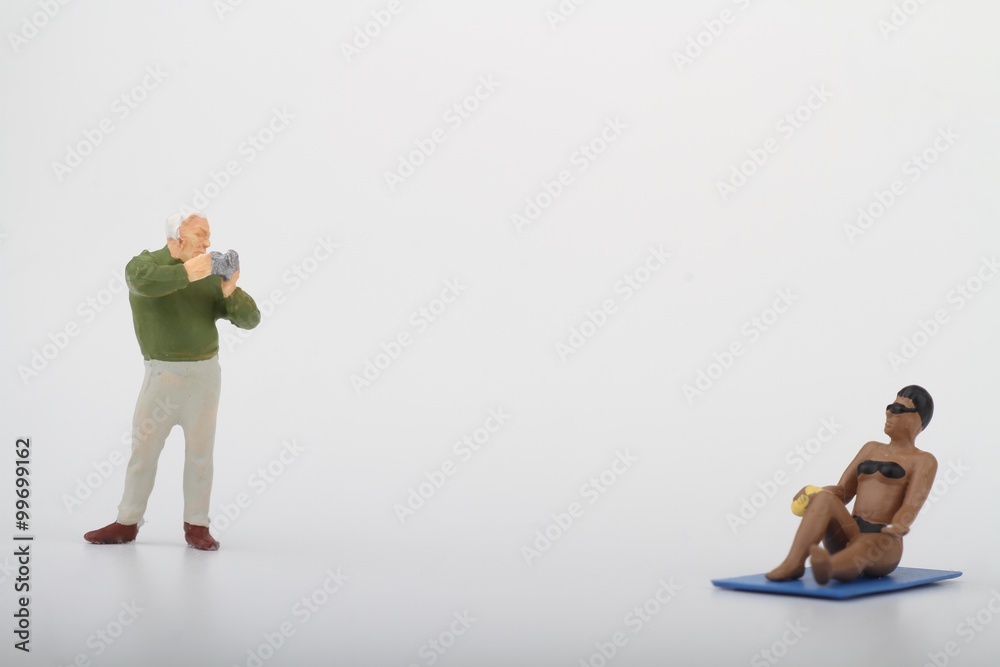 miniature di fotografo di moda e Modella in costume da bagno in posa ...