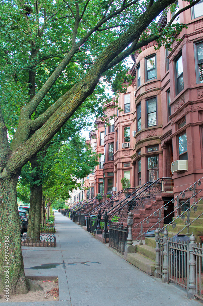 Case a schiera, tipica architettura brownstone a New York, scale ...