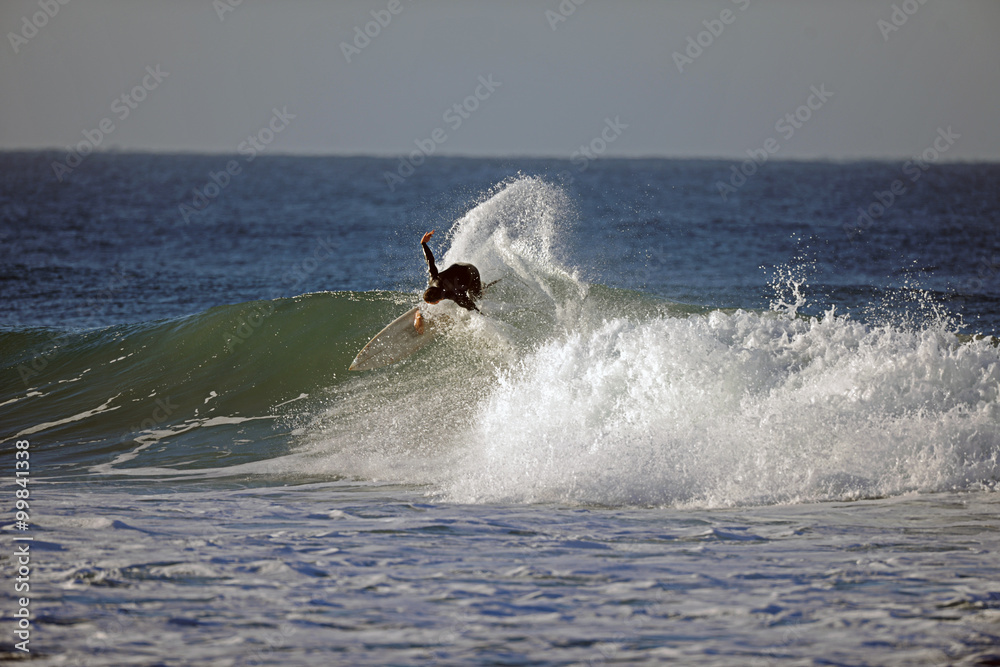 Surfer in der welle Stock-Foto | Adobe Stock