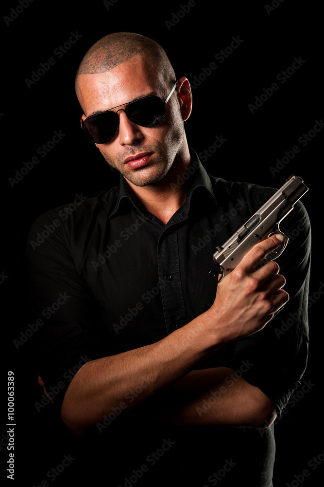 Dangerous man with a gun foto de Stock | Adobe Stock