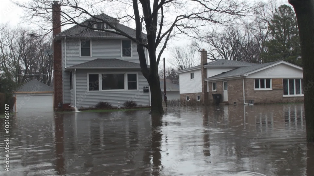 Vidéo Stock House owner fight with flood due to overflowing Des Plaines ...