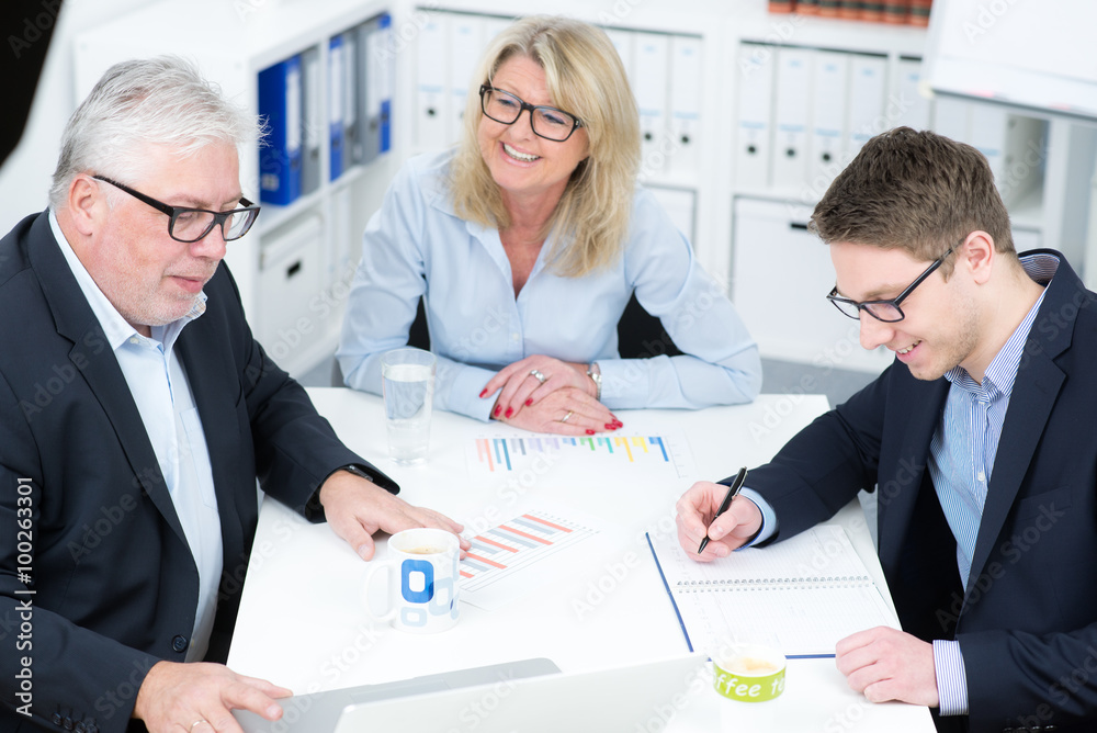 erfolgreiches team in der besprechung Stock-Foto | Adobe Stock