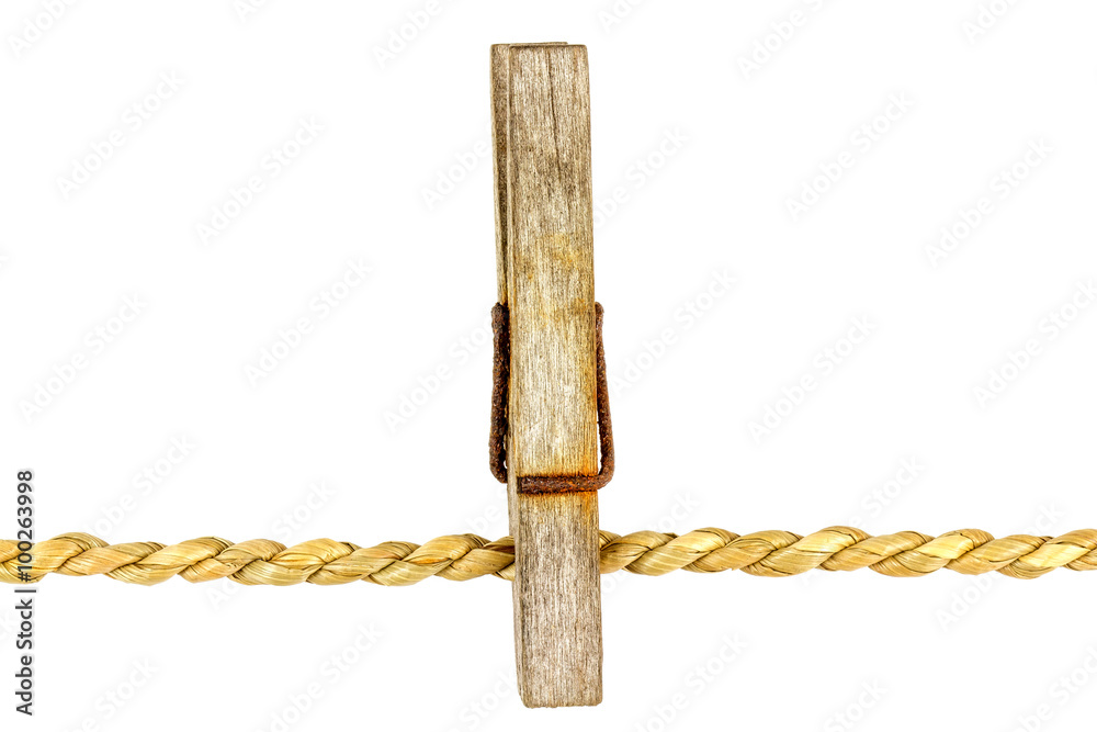 vieille pince bois sur corde à linge, fond blanc Stock Photo | Adobe Stock