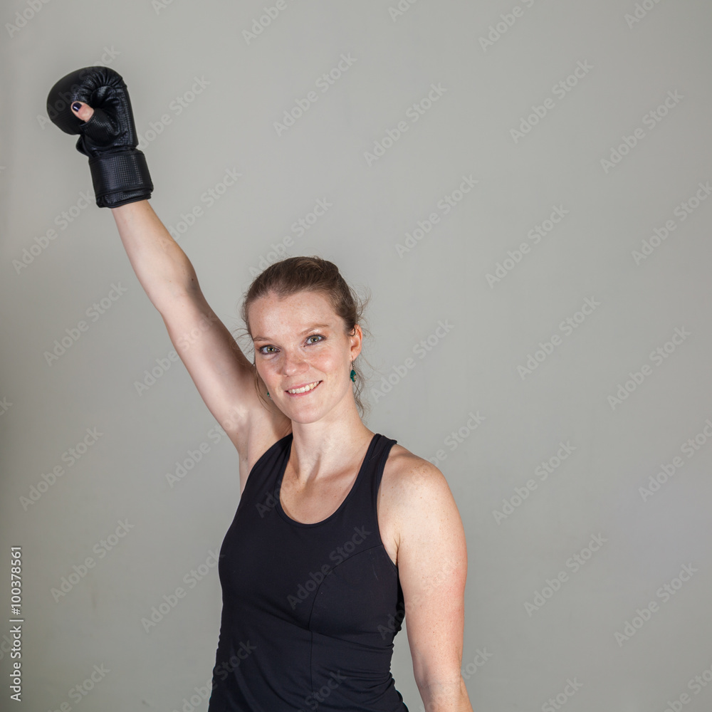 Young blonde woman celebrating a victory in boxing foto de Stock ...
