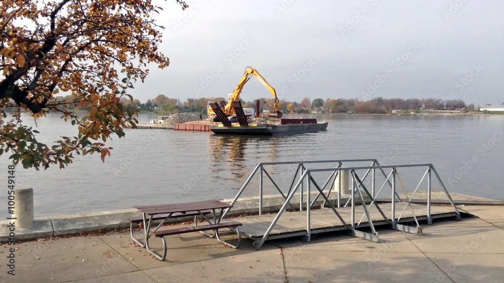 Wideo Stock: A large crane with a clamshell bucket, situated on a ...