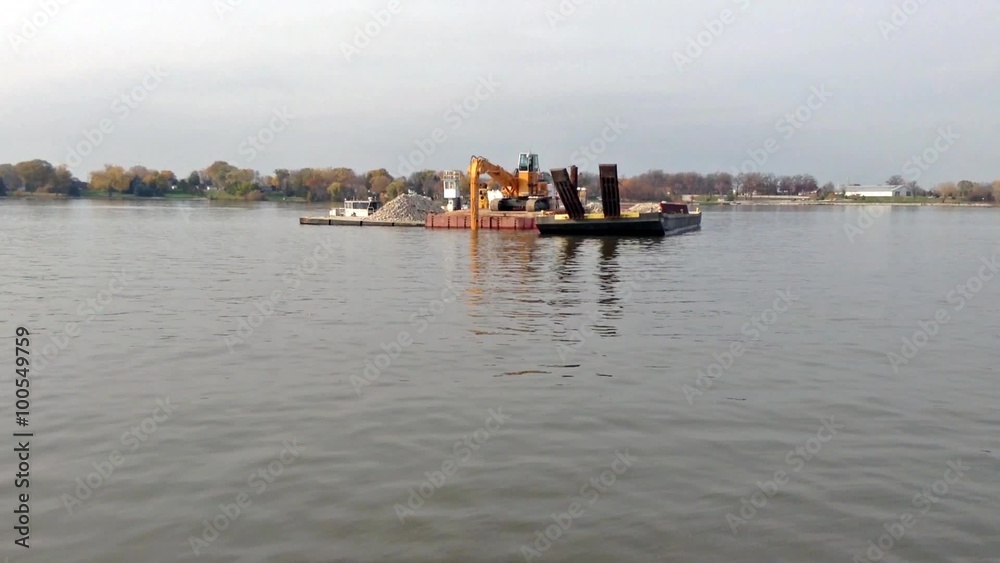 Stockvideo A large crane with a clamshell bucket, situated on a ...