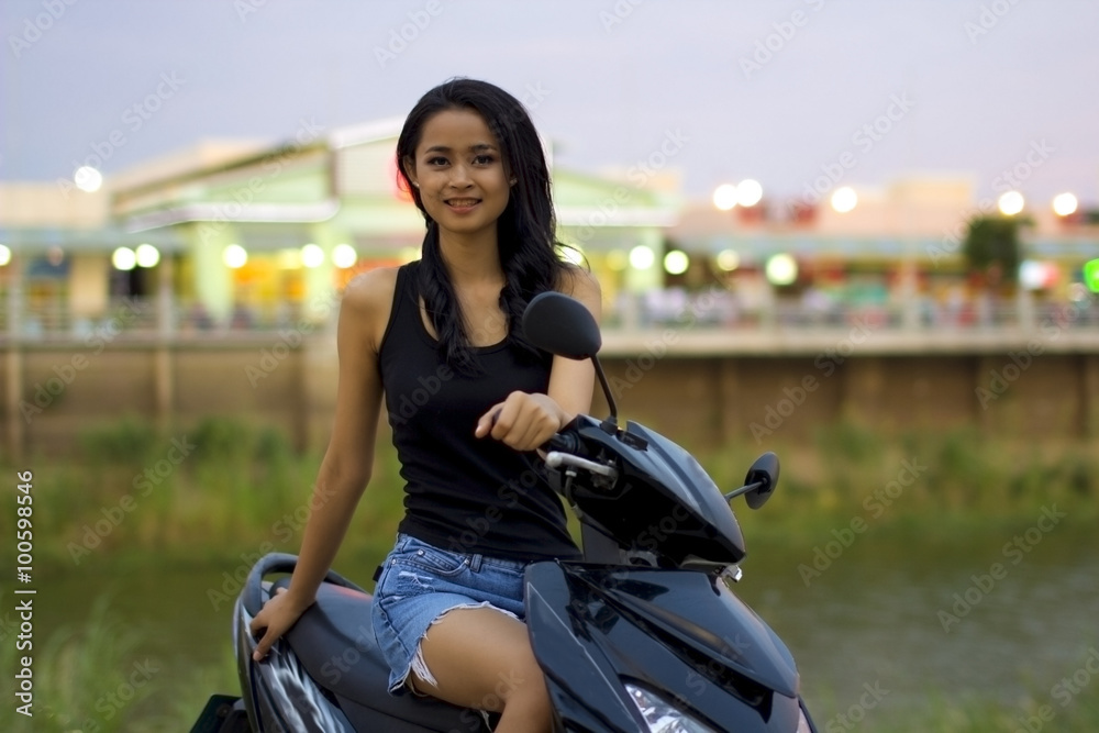 gorgeous asian girl with motorcycle foto de Stock | Adobe Stock