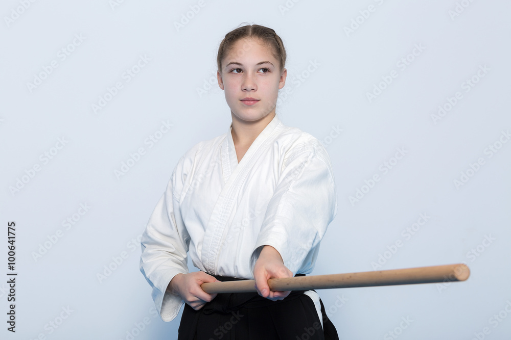 Foto Stock A girl in black hakama standing in fighting pose with wooden ...