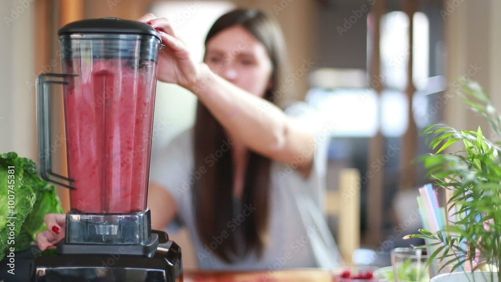 Woman blending fruits in blender Stock ビデオ | Adobe Stock