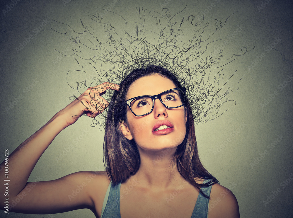 Foto de woman scratching head, thinking with brain melting into lines ...