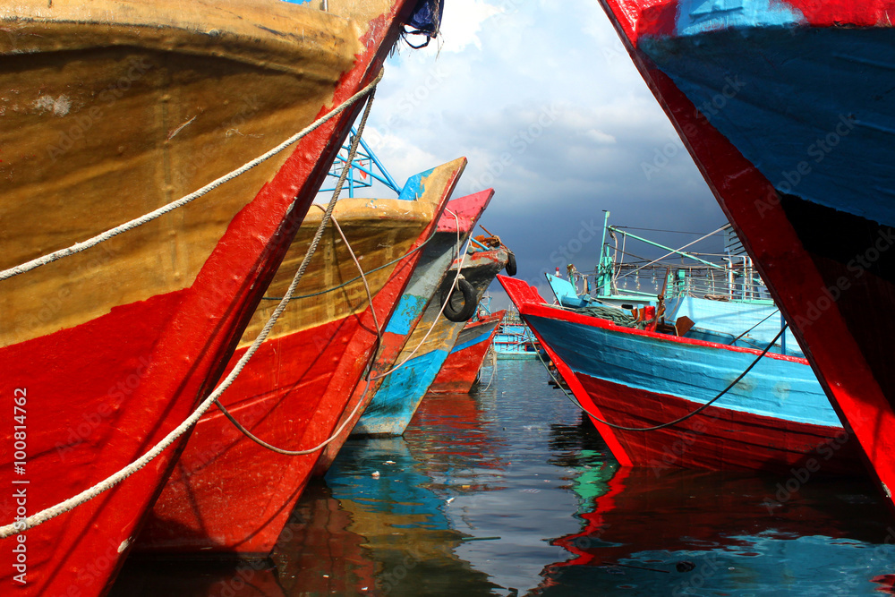 Traditional fisher boats at the Muara Angke Port, North Jakarta ...