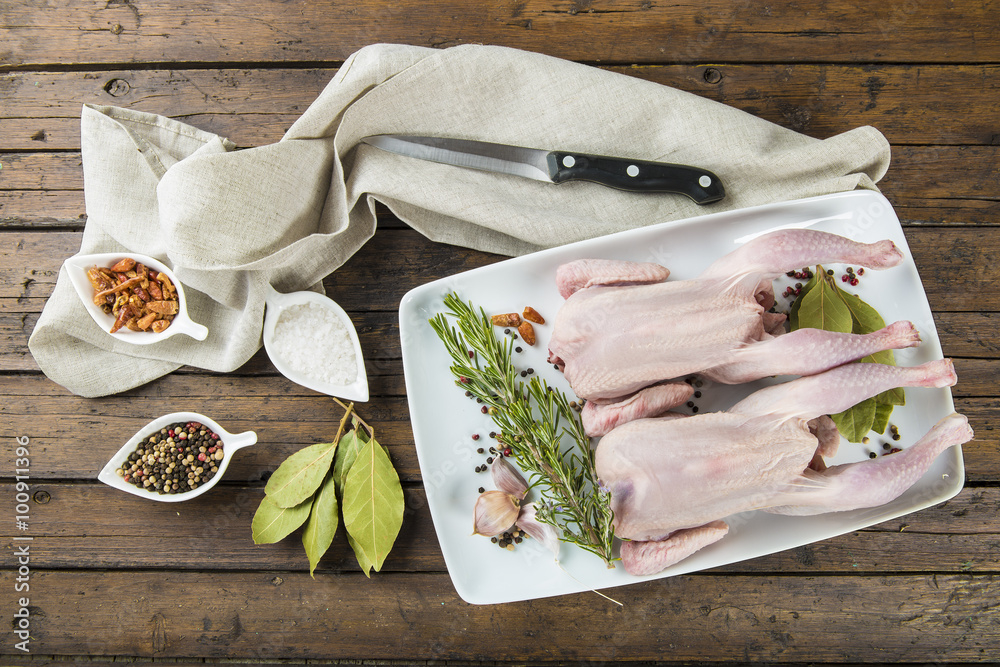 Picantón o coquelet, pollo pequeño crudo con hierbas y especias en la ...