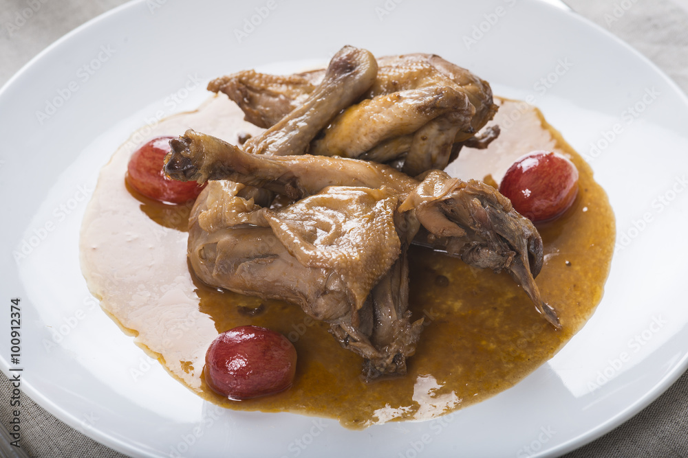 Picantón o coquelet, pollo pequeño en salsa de uvas una comida ...