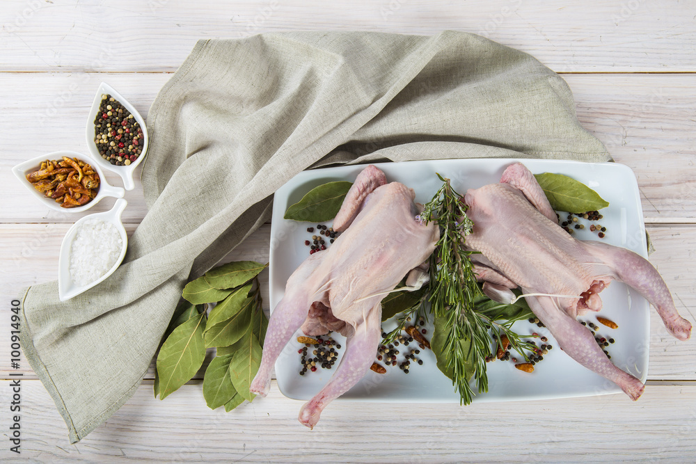 Picantón o coquelet, pollo pequeño crudo con hierbas y especias en la ...