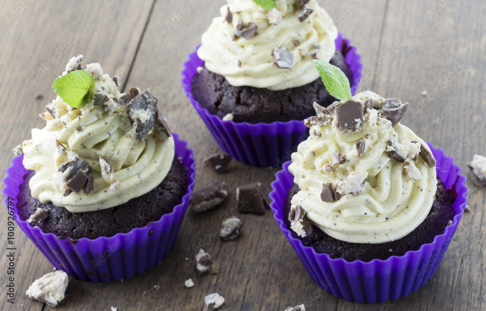 Cap Cake mit Vanille-Topping foto de Stock | Adobe Stock