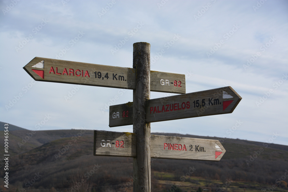 flechas indicadoras en un camino de montaña Stock Photo | Adobe Stock