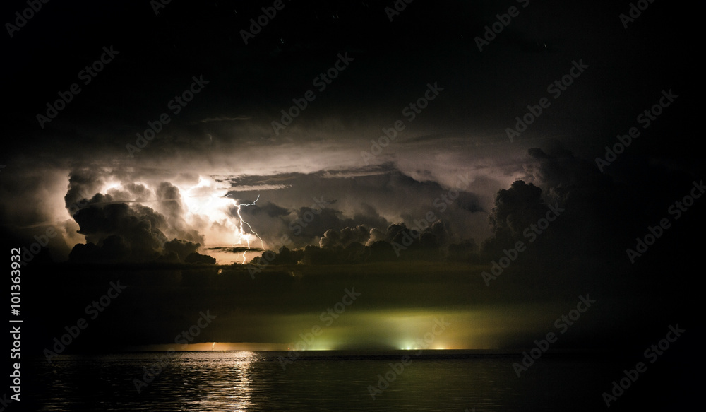 lightning bolts over the sea foto de Stock | Adobe Stock