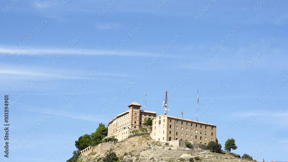 Colina con Monasterio de Nuestra Señora del Pueyo, Huesca, España Stock ...
