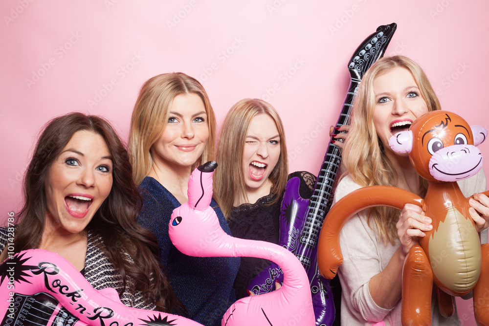 Gruppe junger Frauen macht Partyfoto Stock-Foto | Adobe Stock