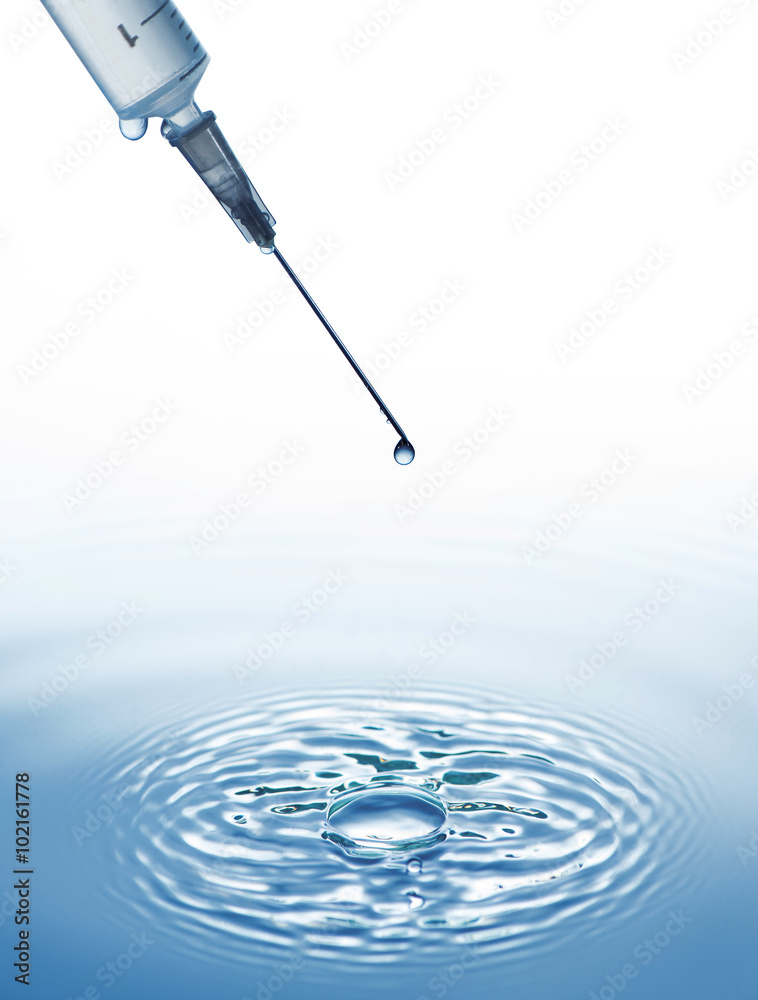 The syringe on the blue water background with drop and splash Stock ...