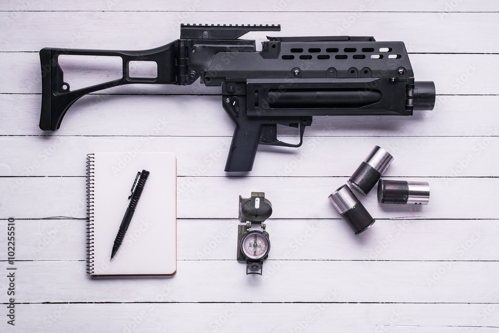 Foto de Grenade launcher with shell casings, notepad and pen,compass ...